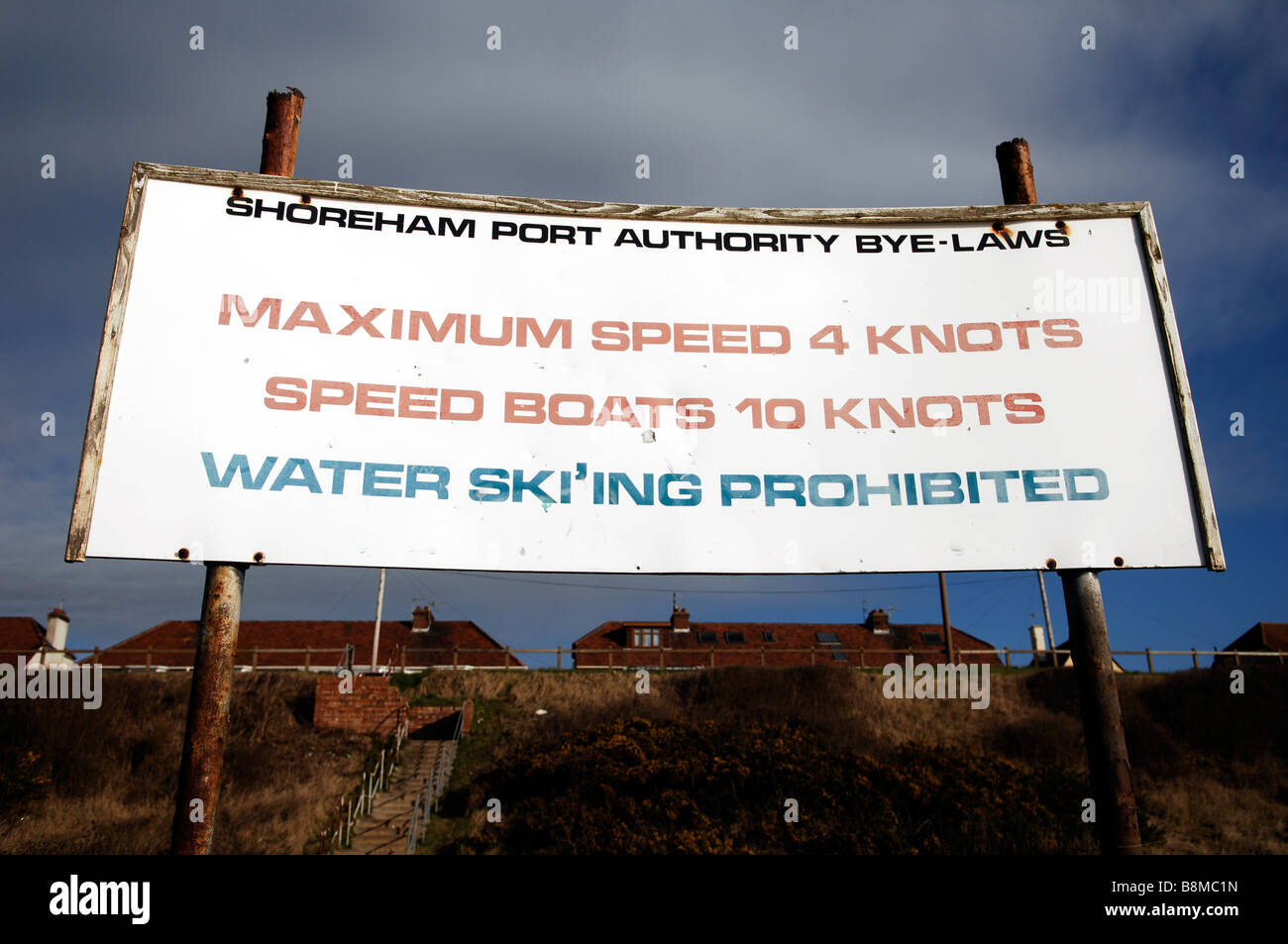 Speed limit sign for boats in Shoreham harbour Stock Photo - Alamy