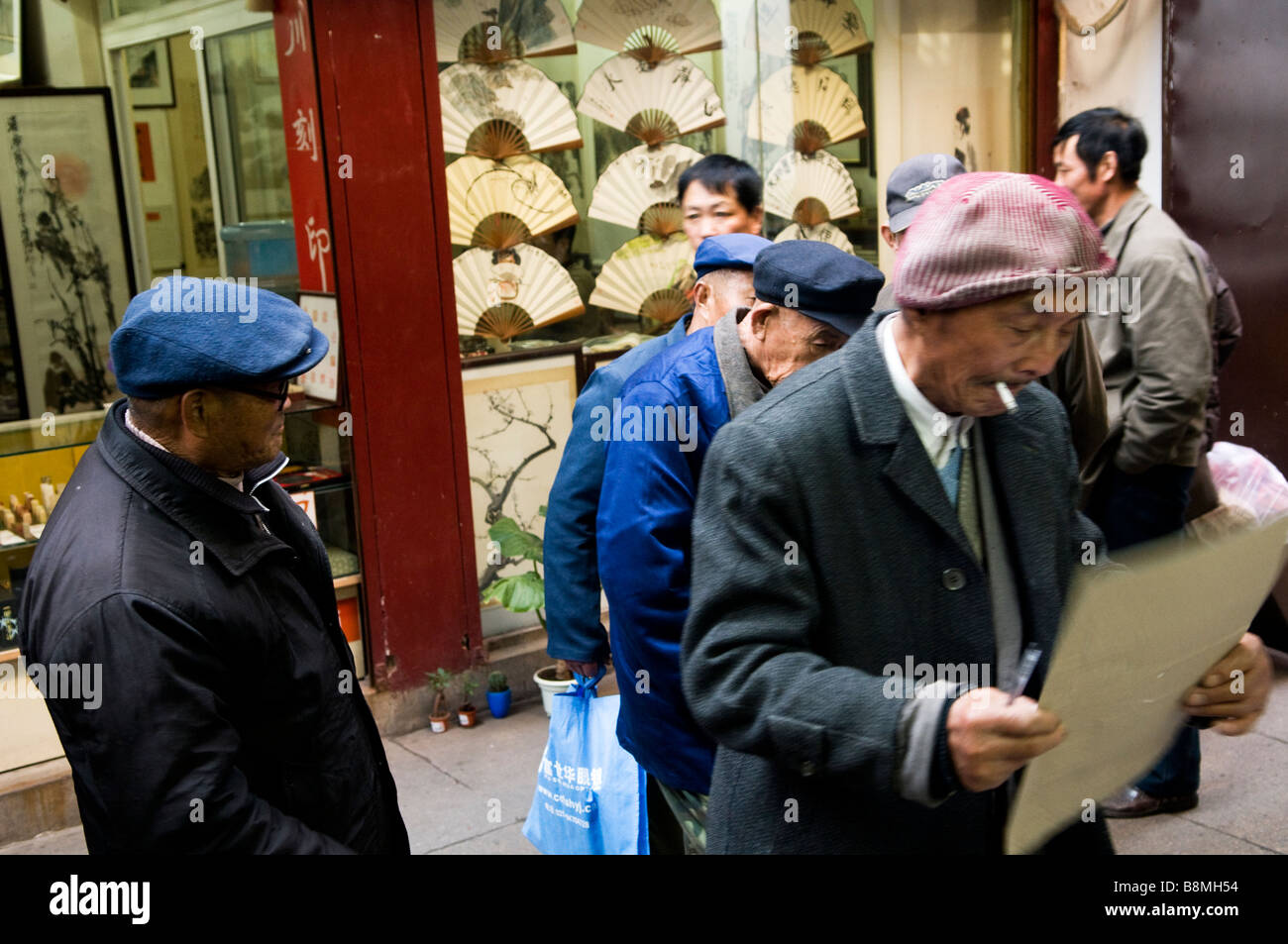 Chinese men traditional dress hi-res stock photography and images - Alamy