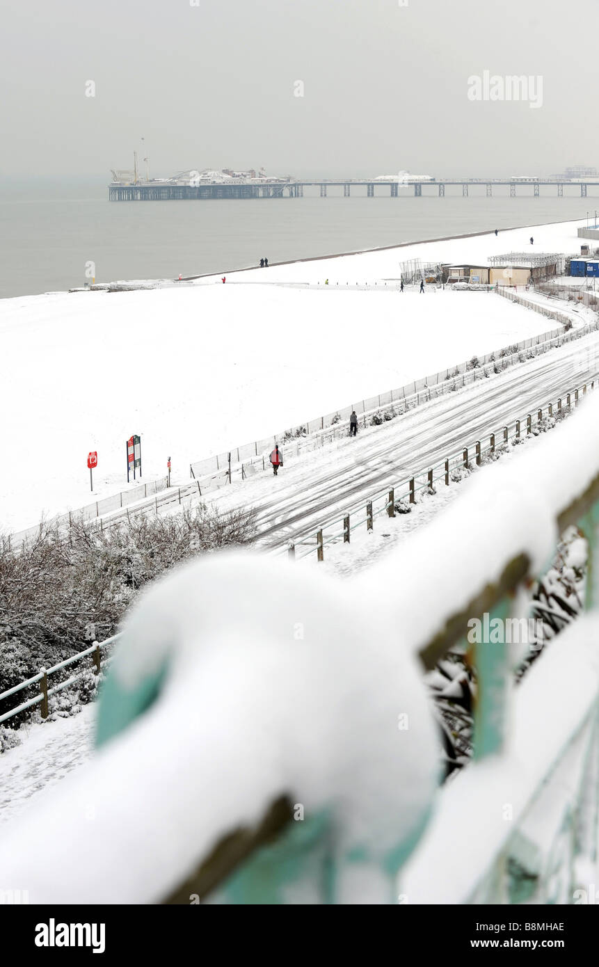 Railings on brighton seafront hi-res stock photography and images - Alamy