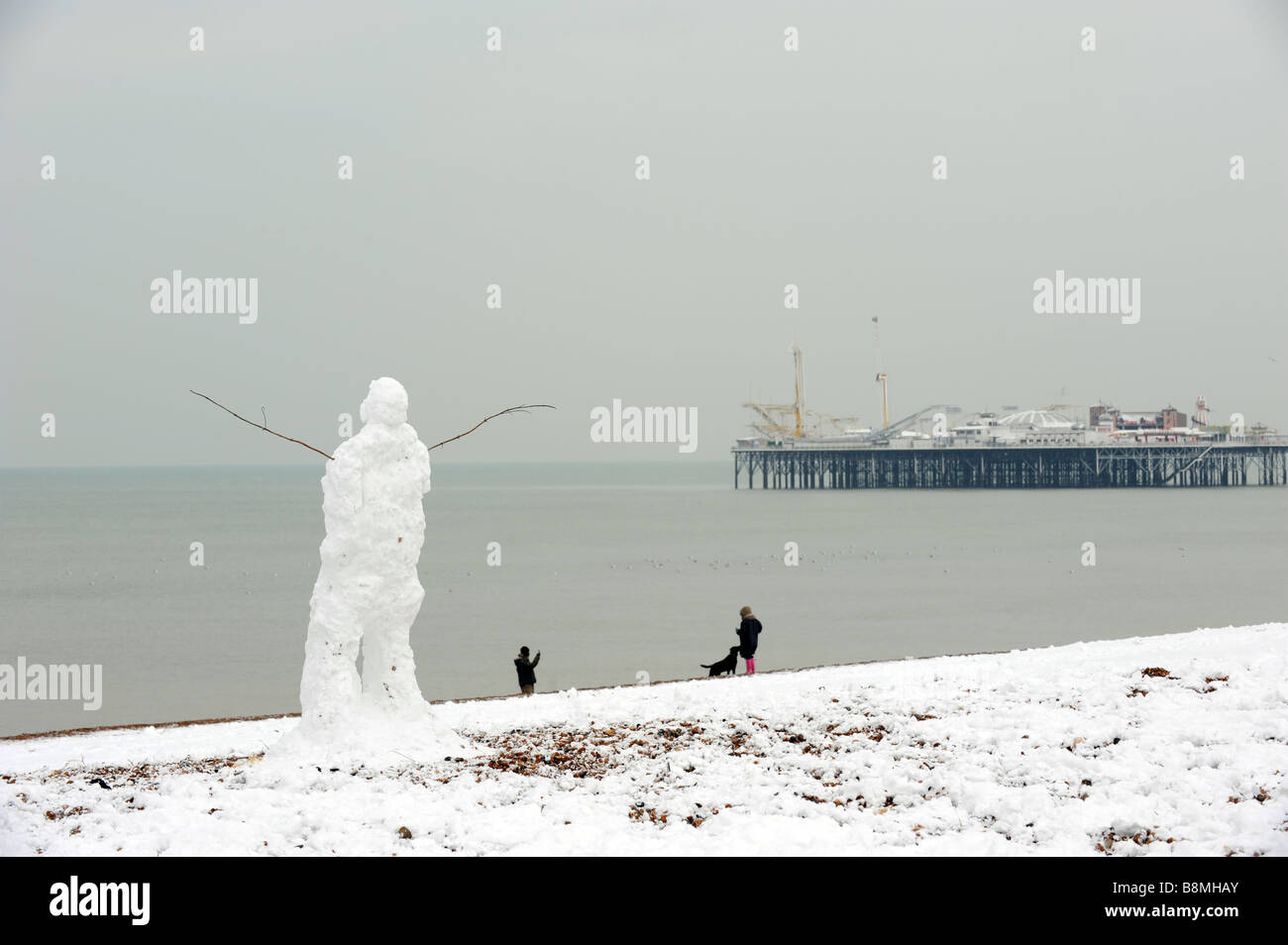 Snowman on the sea beach hi-res stock photography and images - Alamy