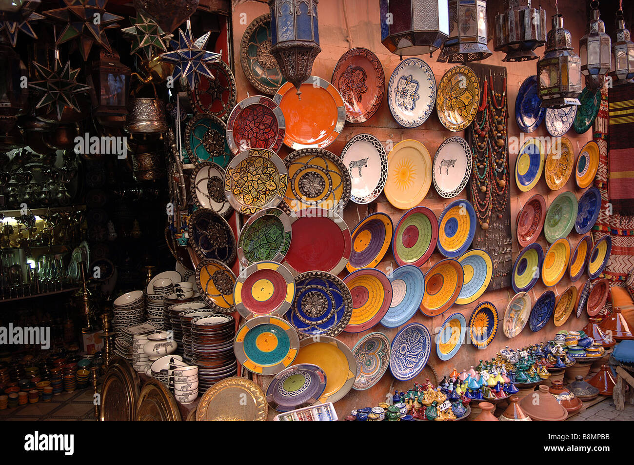 Moroccan street market stall selling plates Stock Photo - Alamy