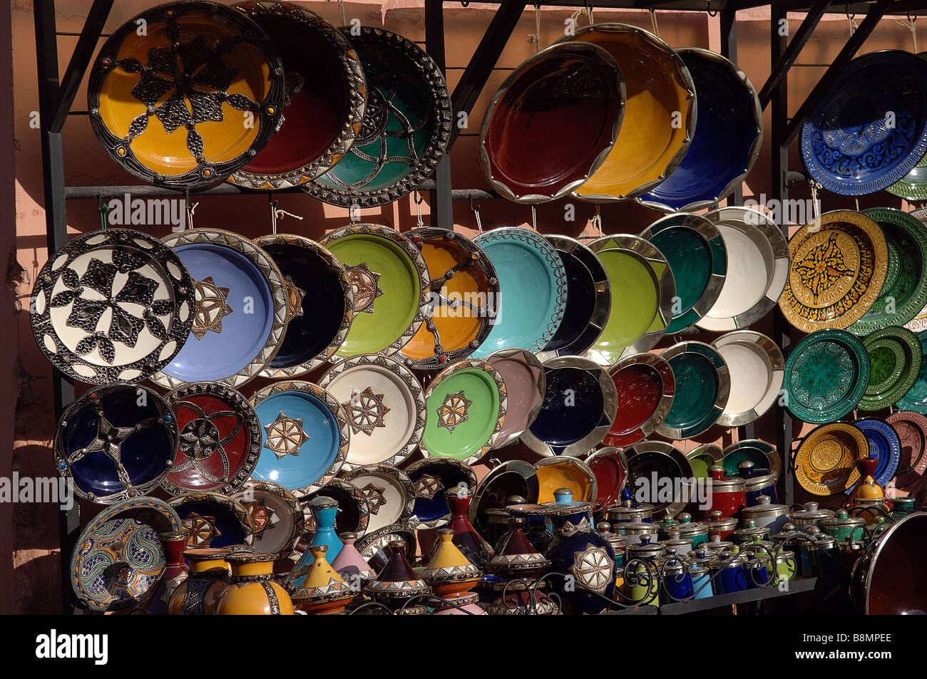 Moroccan market stall selling plates Stock Photo - Alamy