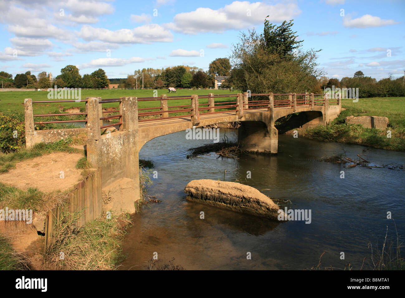 White bridge over the river Cherwell near Kidlington Oxfordshire Stock ...