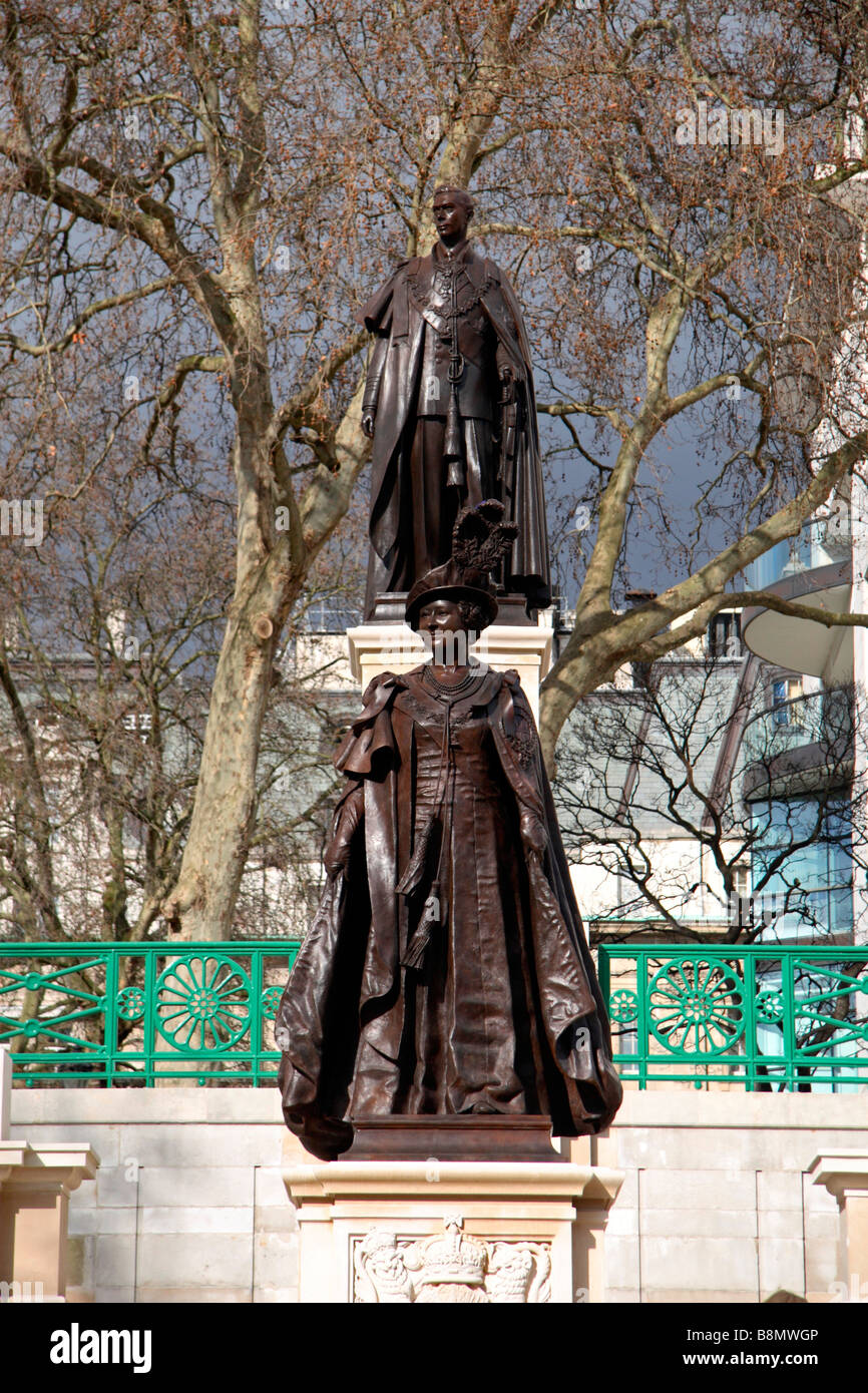 Statue of queen elizabeth the queen mother hi-res stock photography and ...