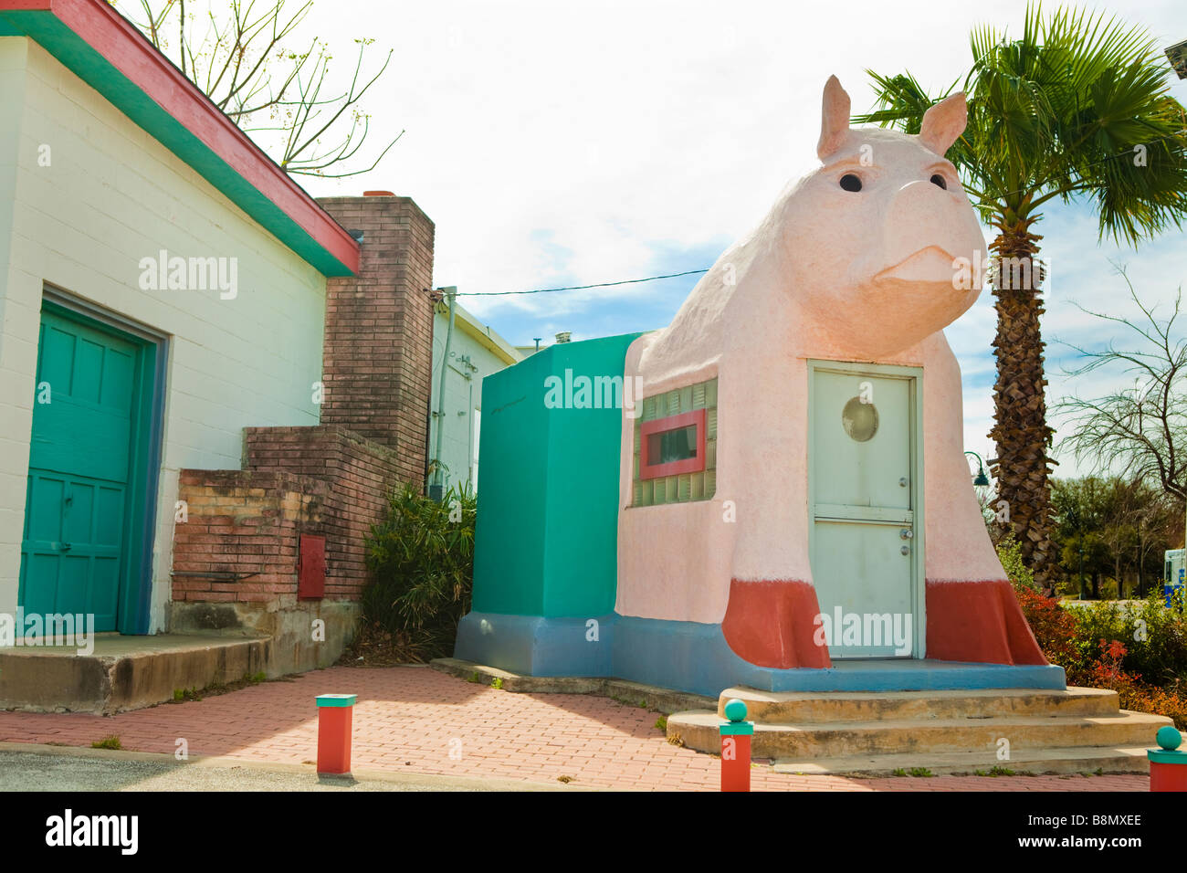 Pig shaped building hi-res stock photography and images - Alamy