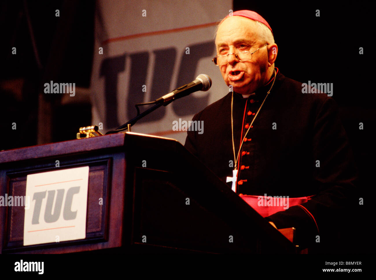 Speaking at lecturn hi-res stock photography and images - Alamy