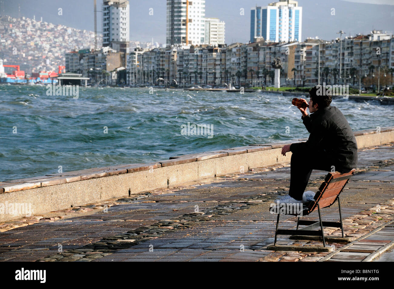 Man facing the sea hi-res stock photography and images - Alamy