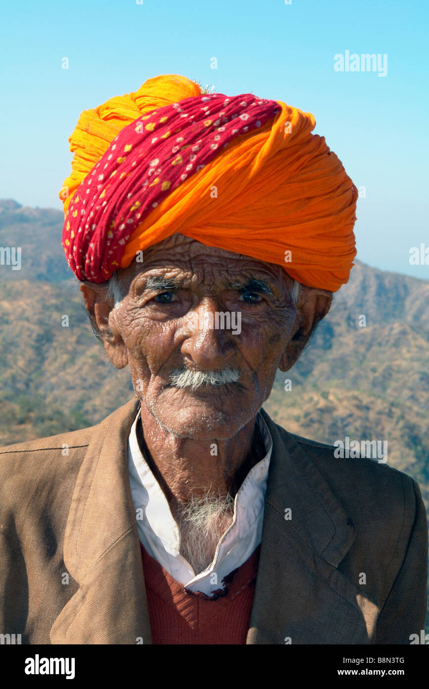 portrait of indian man with traditional headgear at kumbalgarh Stock ...