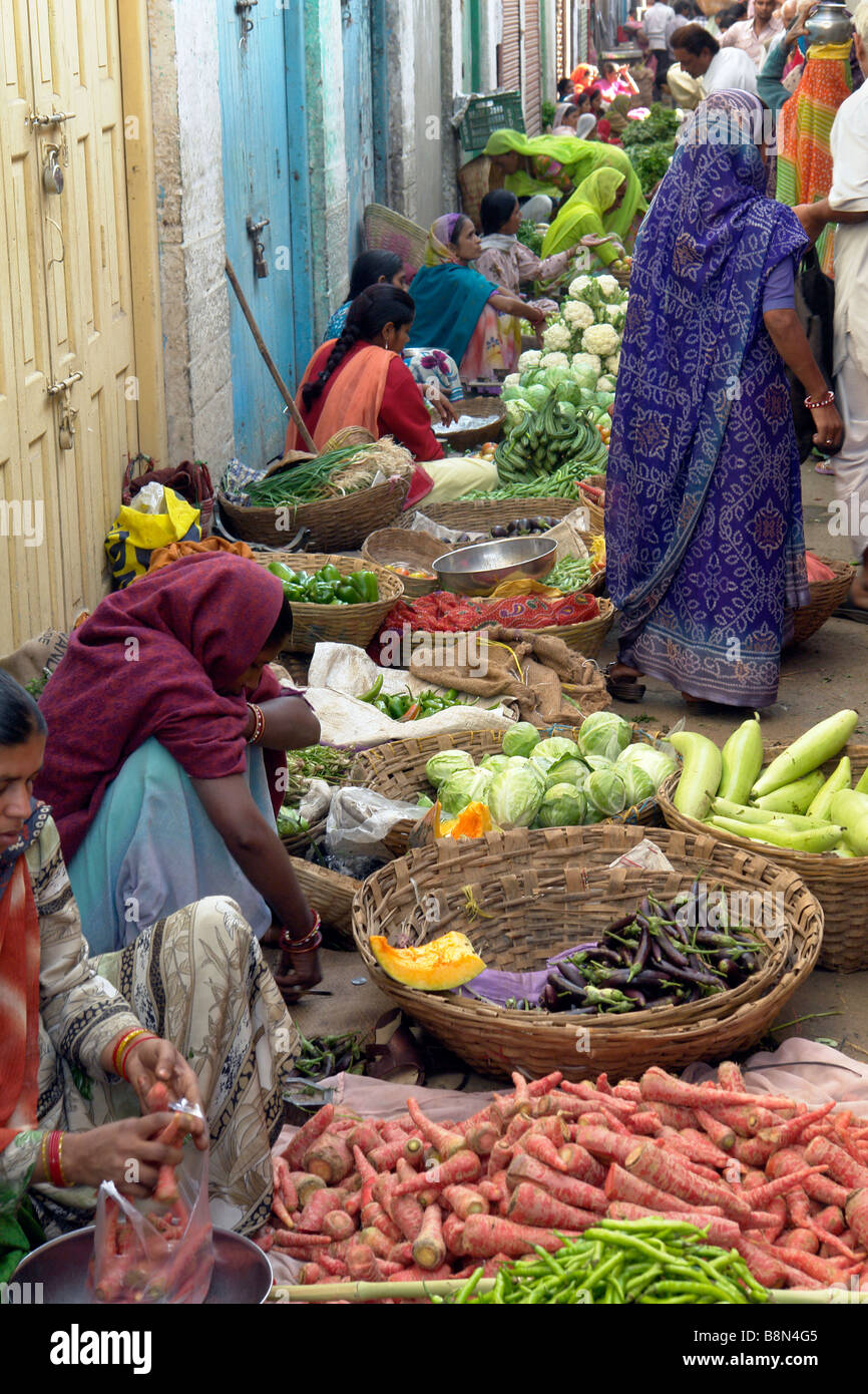 Indian women selling vegetables hi-res stock photography and images - Alamy