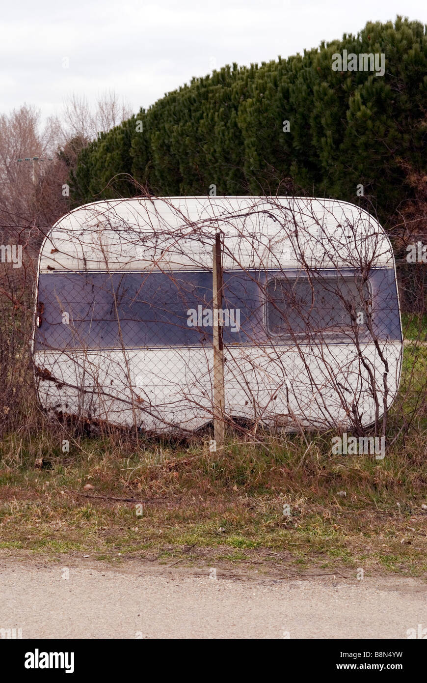 Old derelict caravan hi-res stock photography and images - Alamy