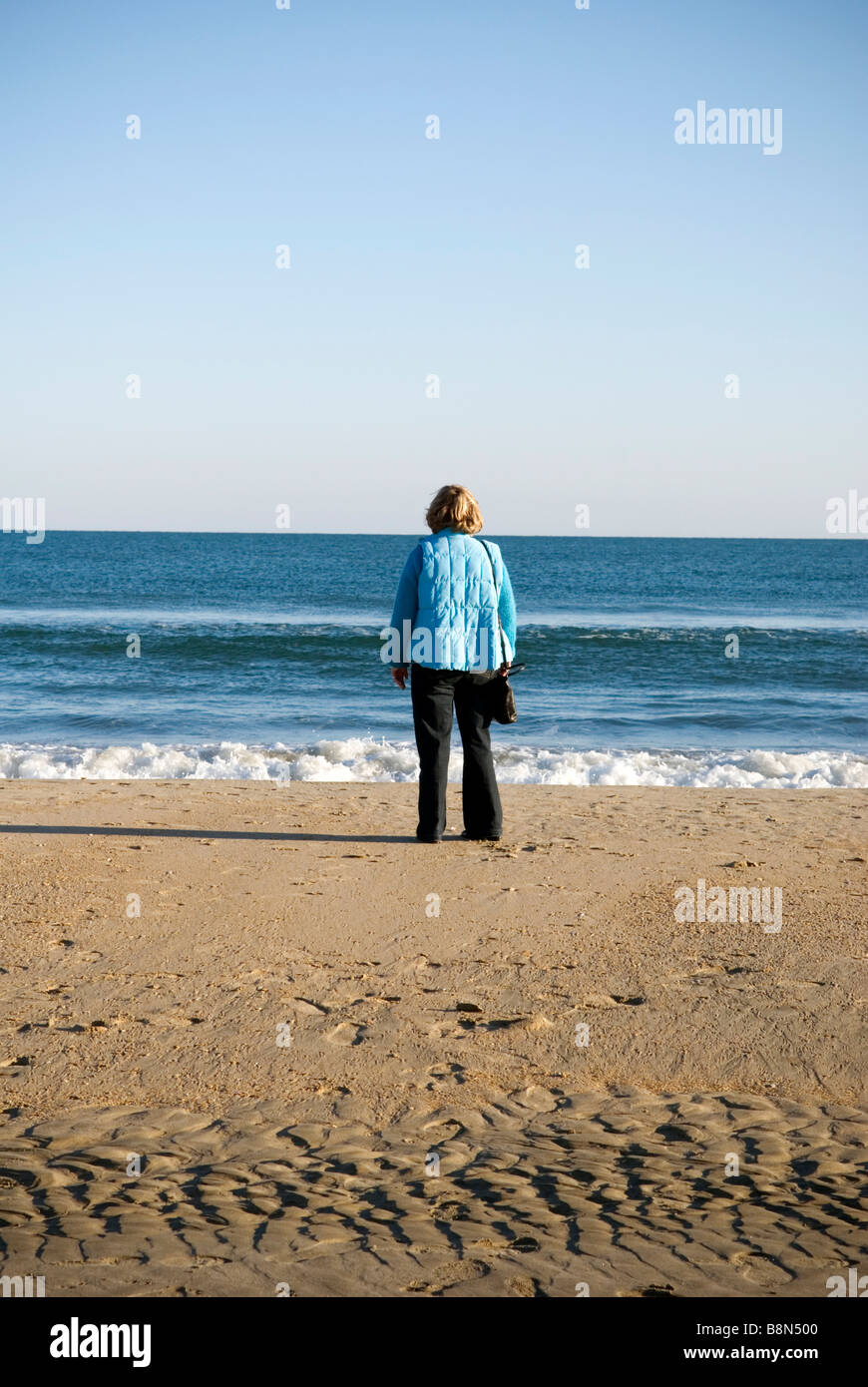 Lone figure looking out to sea hi-res stock photography and images - Alamy