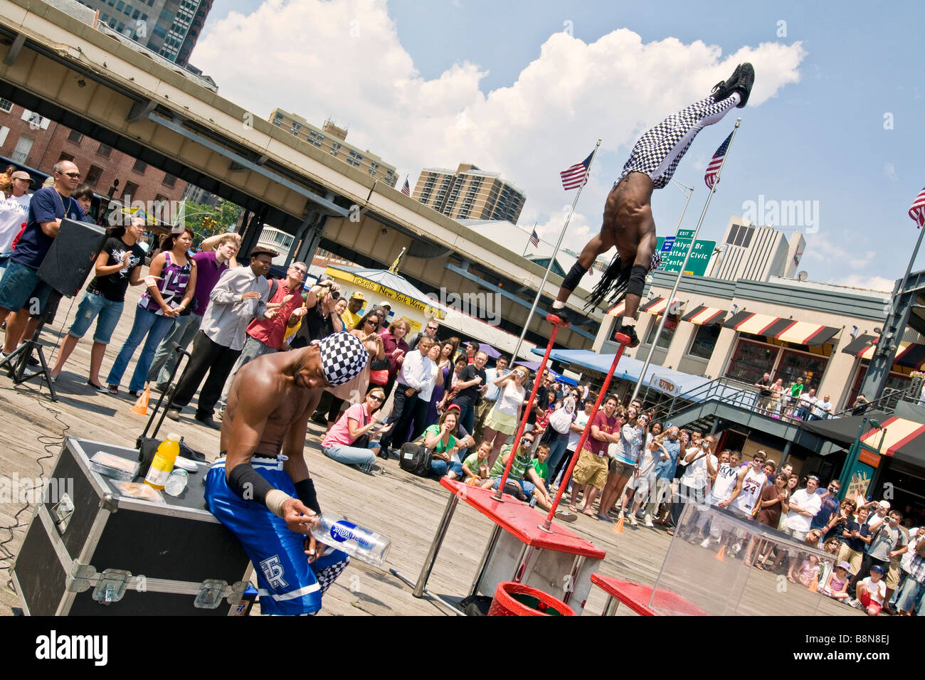 Acrobat street performer hi-res stock photography and images - Alamy