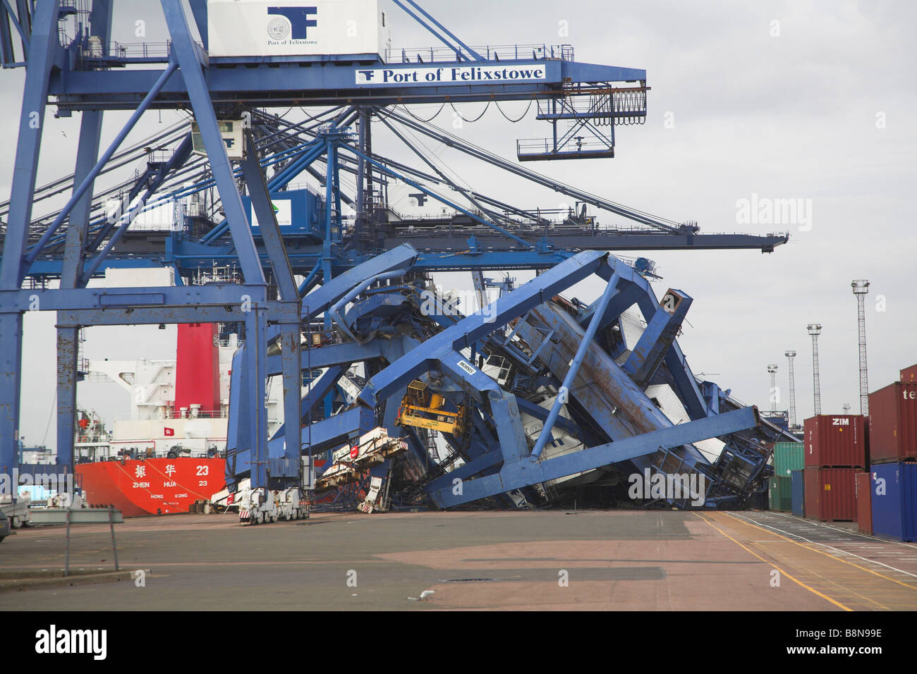 Damage to cranes caused by crane carrier ship Zhen Hua, Port of ...