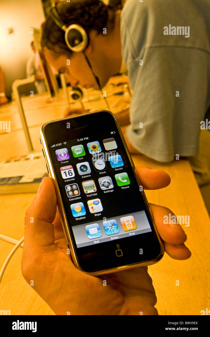 Iphone store hi-res stock photography and images - Alamy