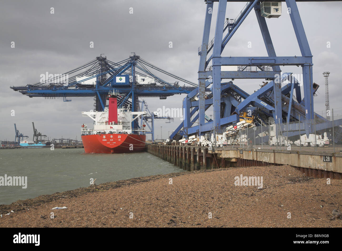 Damage to cranes caused by crane carrier ship Zhen Hua, Port of ...