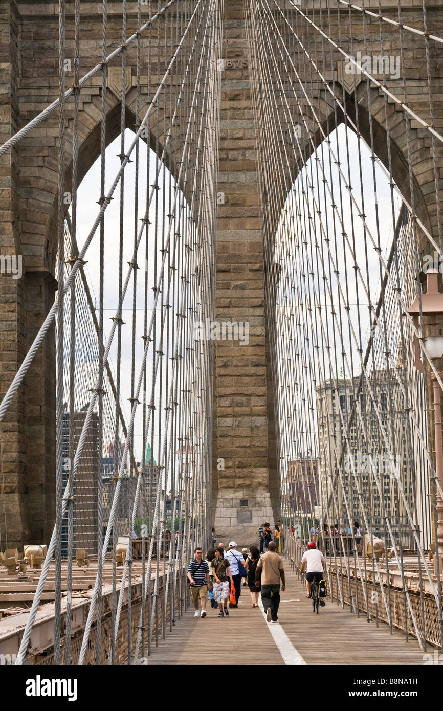 Pedestrians on Brooklyn bridge Stock Photo - Alamy