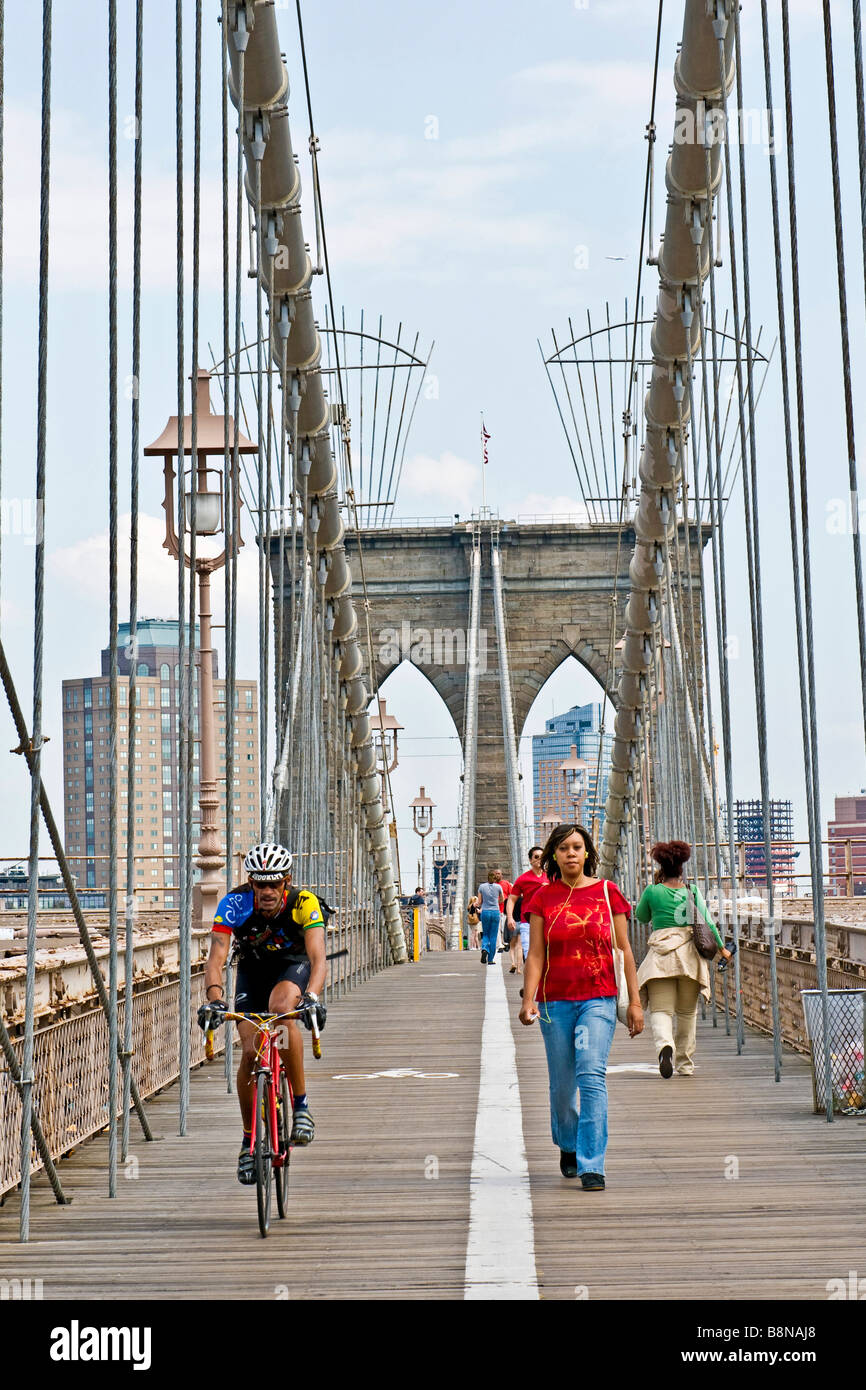 Cyclist and pedestrians on the Brooklyn bridge Stock Photo - Alamy