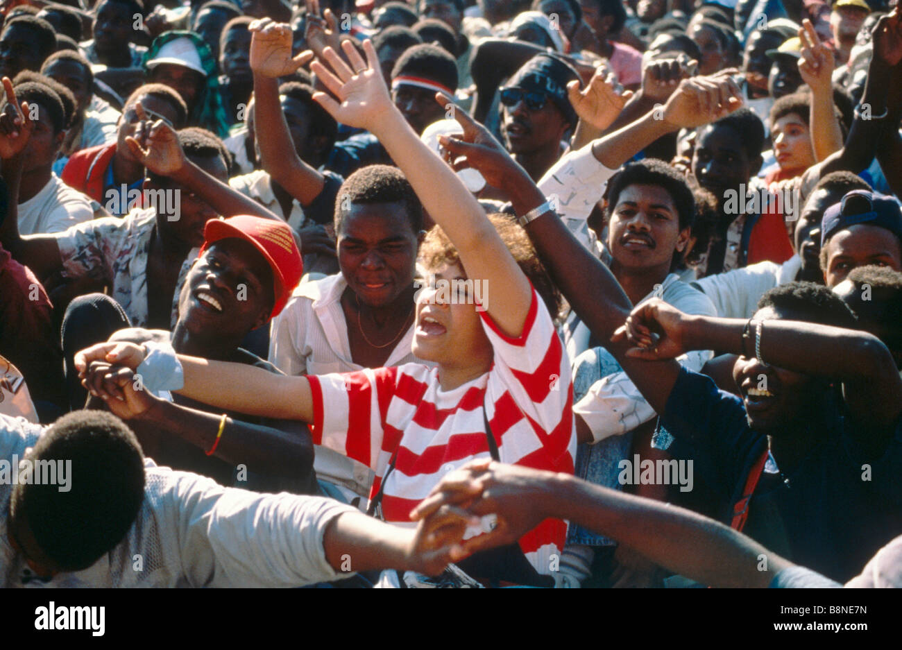 Concert crowd hi-res stock photography and images - Alamy