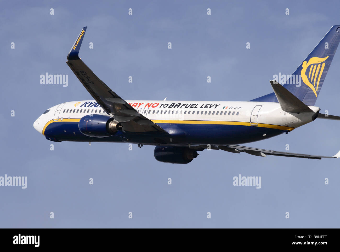 Ryanair plane flying Boeing 737-800 taking off flight departure Stock ...