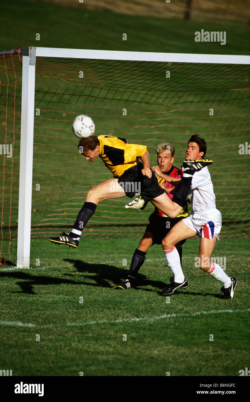 Soccer players in action hi-res stock photography and images - Alamy