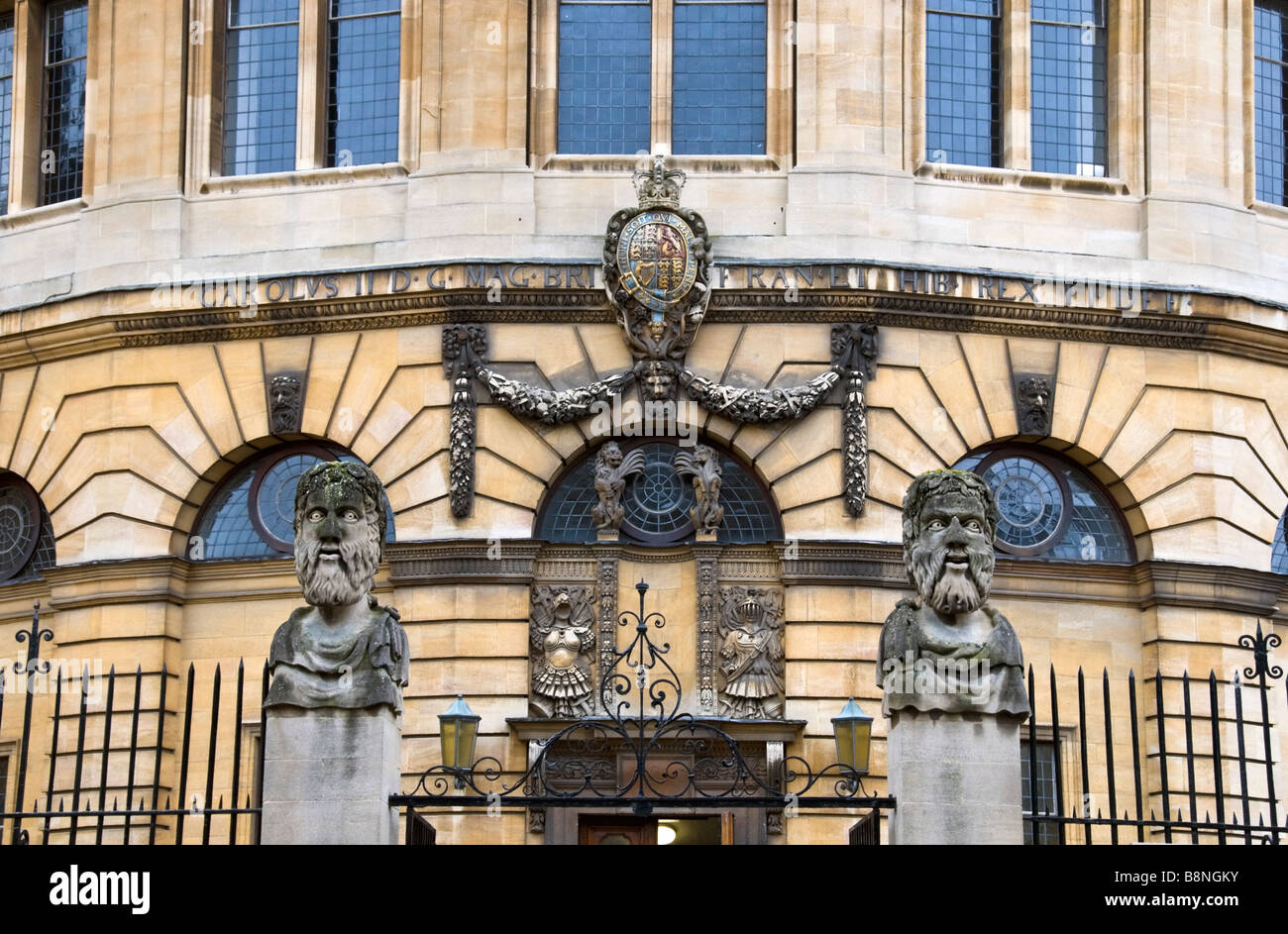 Close up of the statues outside the Sheldonian Theatre in Oxford Stock ...