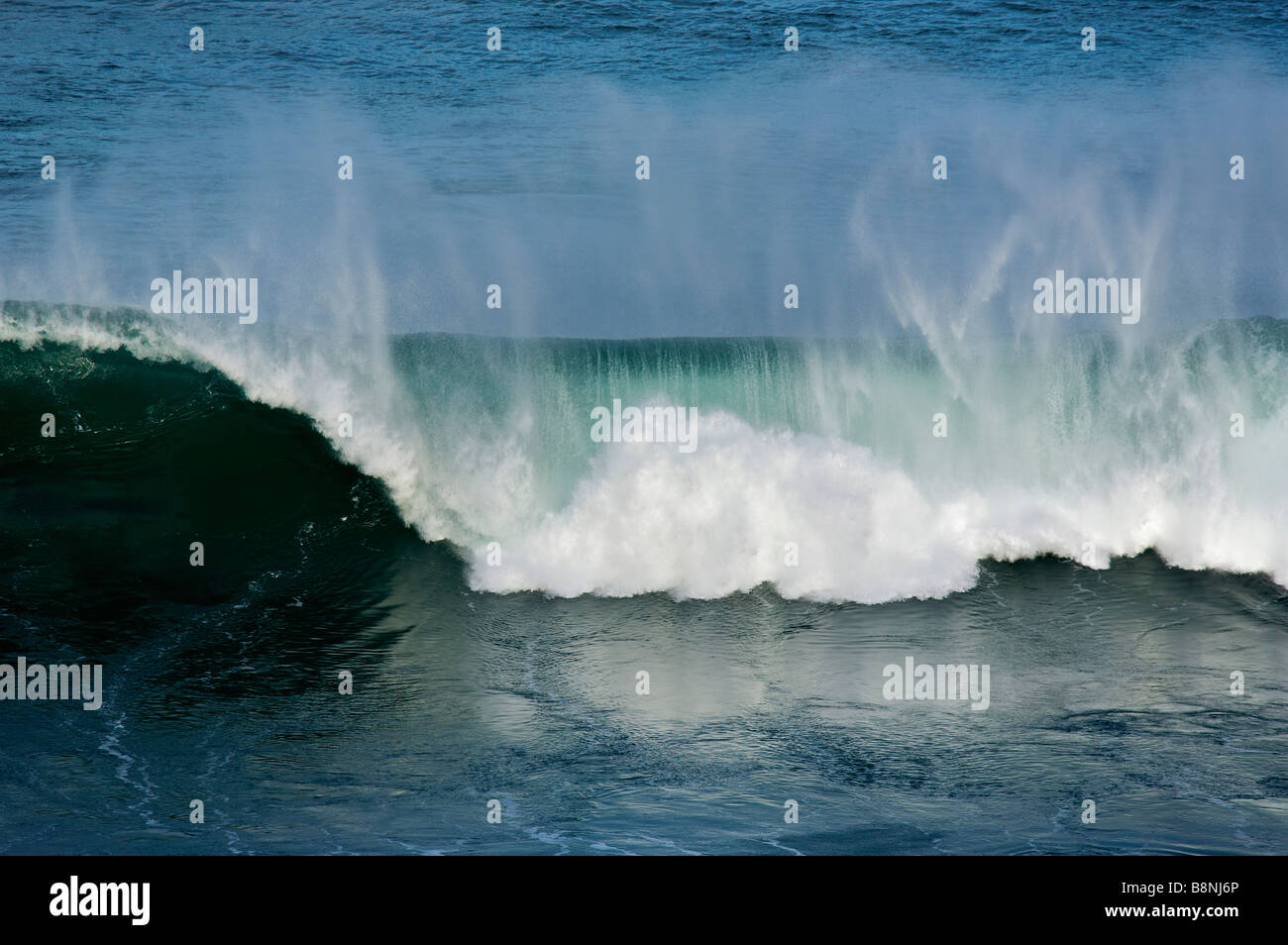 Breaking wave hi-res stock photography and images - Alamy