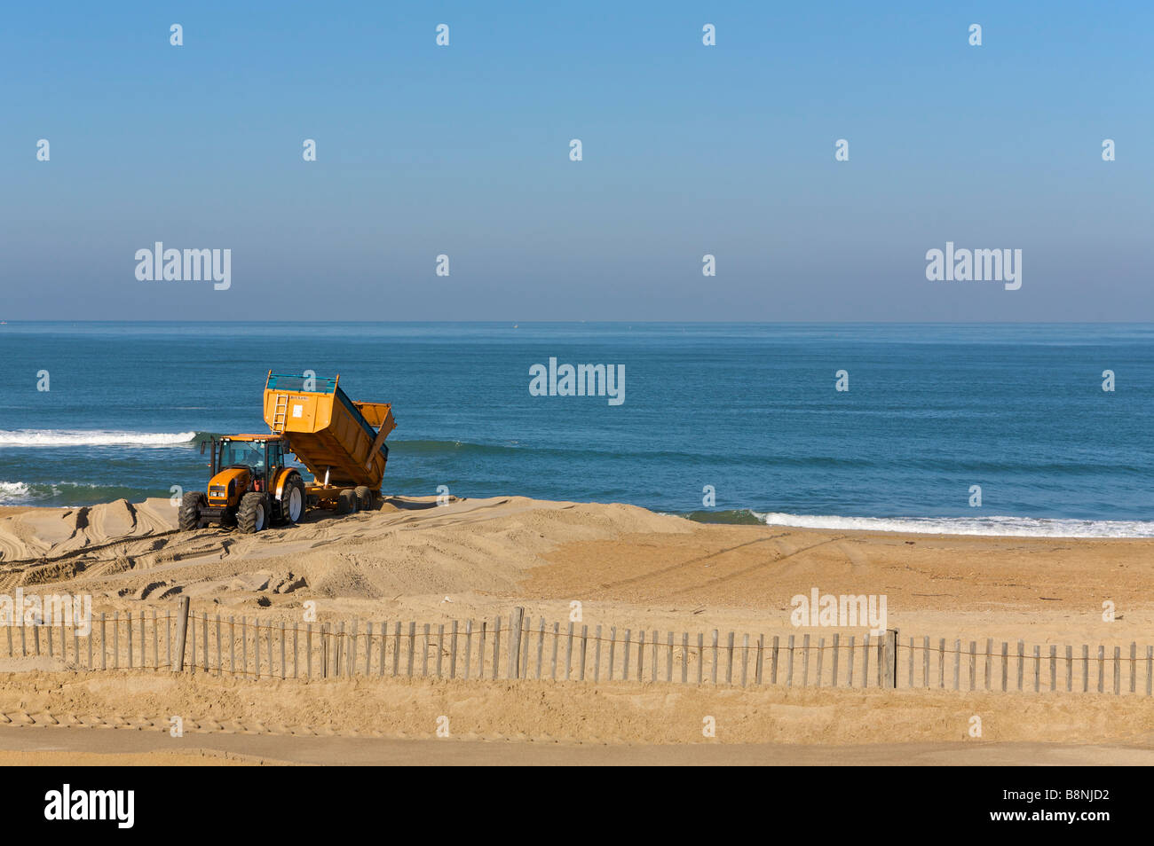 Tractor on beach hi-res stock photography and images - Alamy