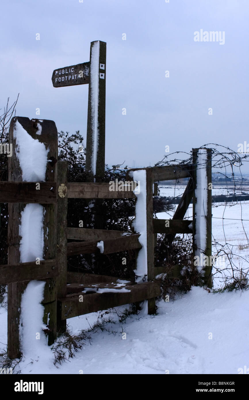 Foot path sign hi-res stock photography and images - Alamy