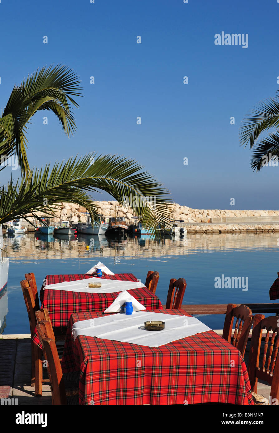Restaurant overlooking harbour hi-res stock photography and images - Alamy