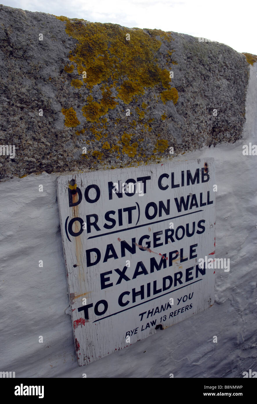 Do not climb on wall warning sign Stock Photo - Alamy