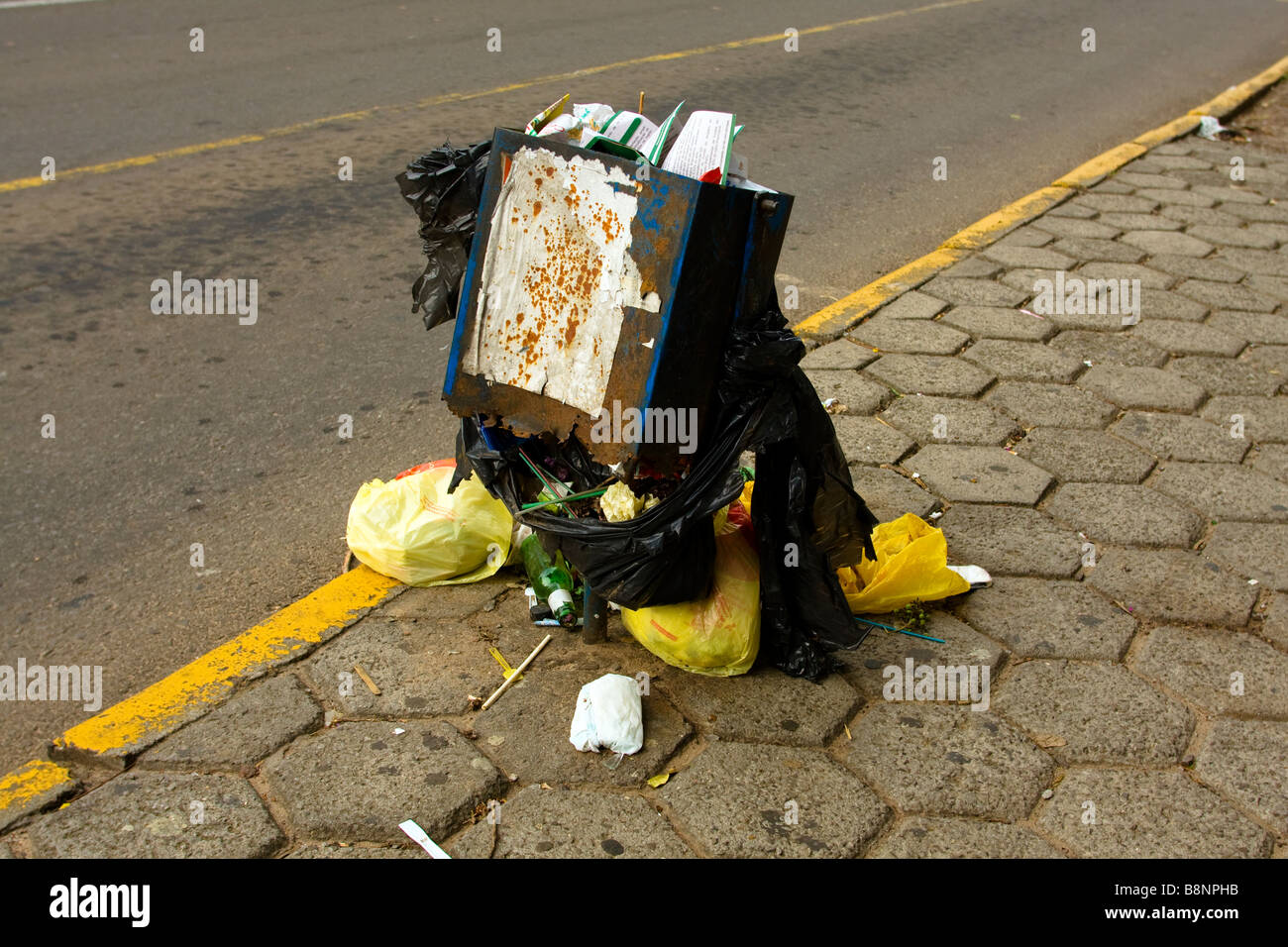 Overfilled trash can hi-res stock photography and images - Alamy