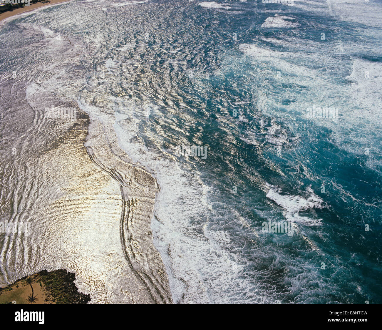 Aerial waves on surface pacific hi-res stock photography and images - Alamy
