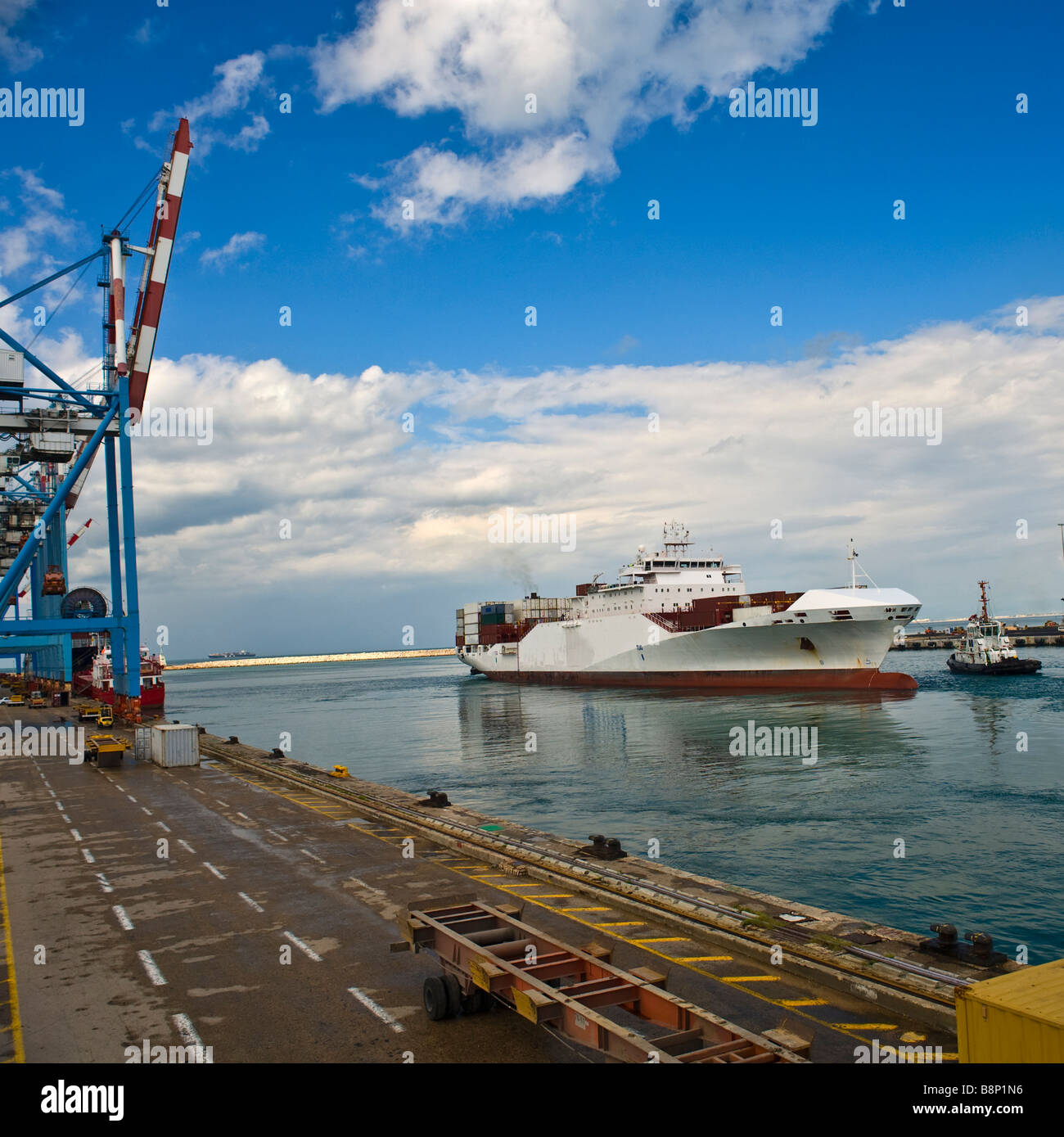 cargo ship disembarking Stock Photo - Alamy