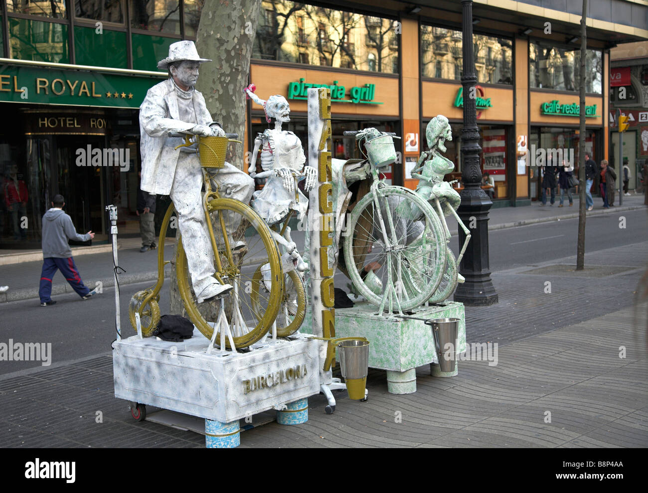 Human Statue Street High Resolution Stock Photography and Images - Alamy