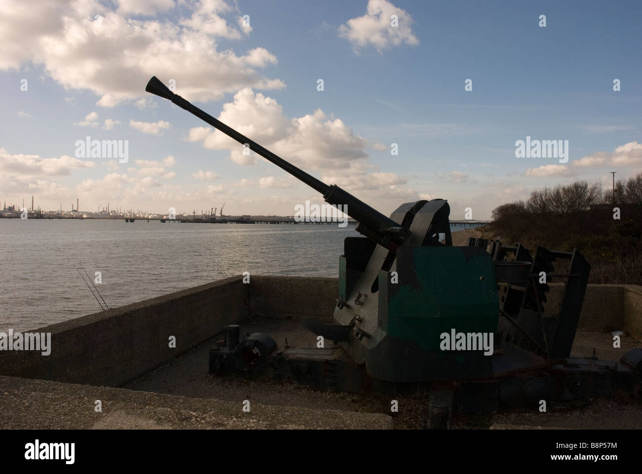 Ww2 gun pointing to sea hi-res stock photography and images - Alamy