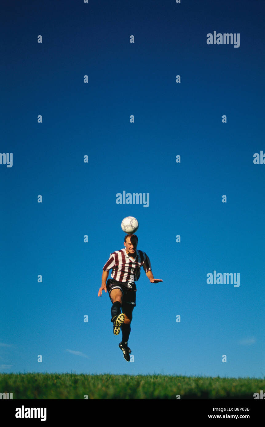 Football soccer header flying hi-res stock photography and images - Alamy