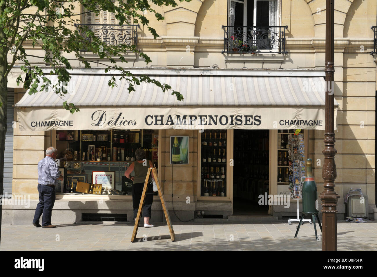 Champagne store exterior hi-res stock photography and images - Alamy
