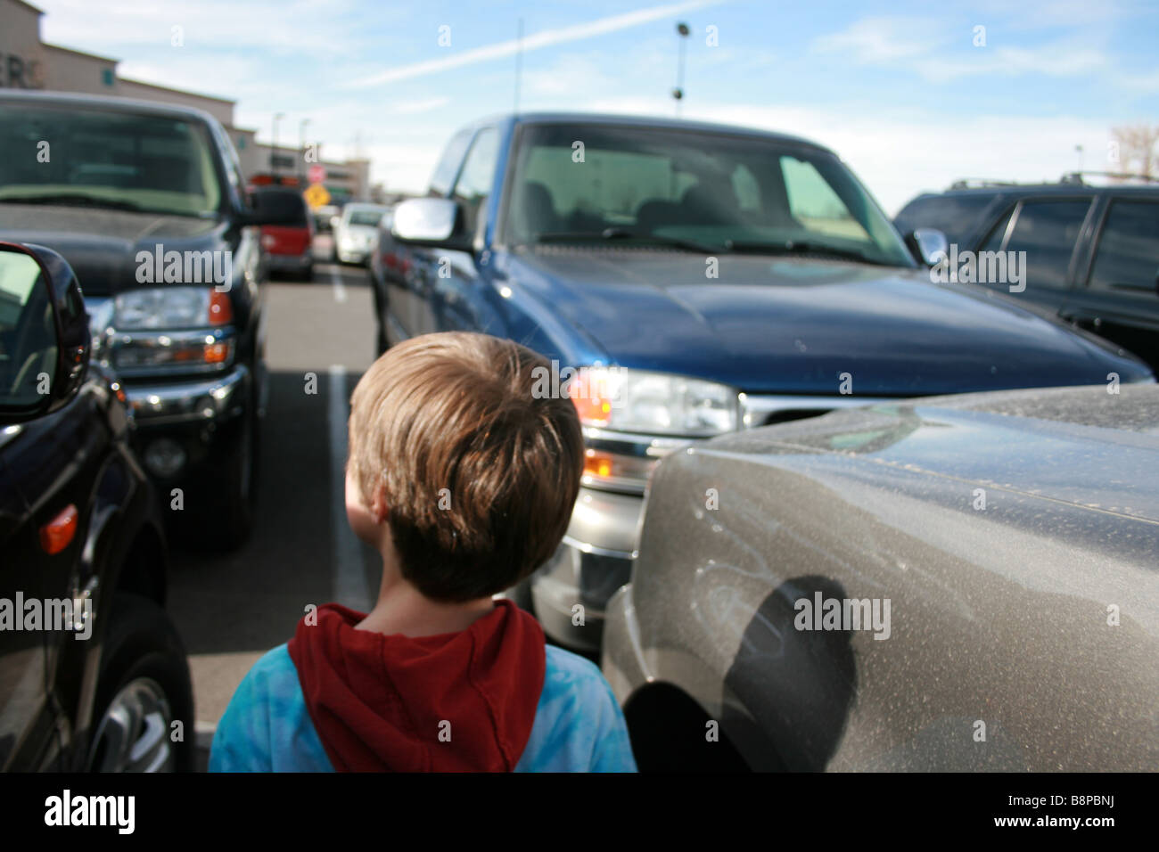 child lost in parking lot, looking for car Stock Photo - Alamy