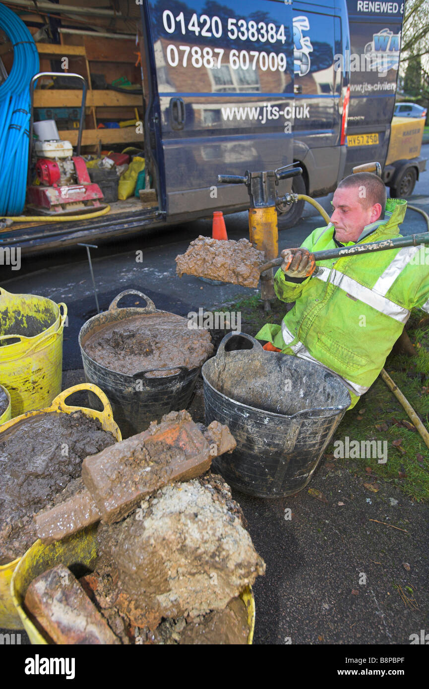 Workman digging a hole Stock Photo - Alamy