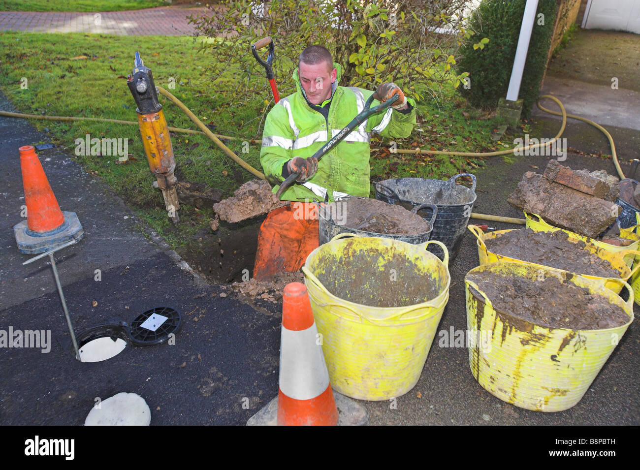 Workman digging a hole Stock Photo - Alamy