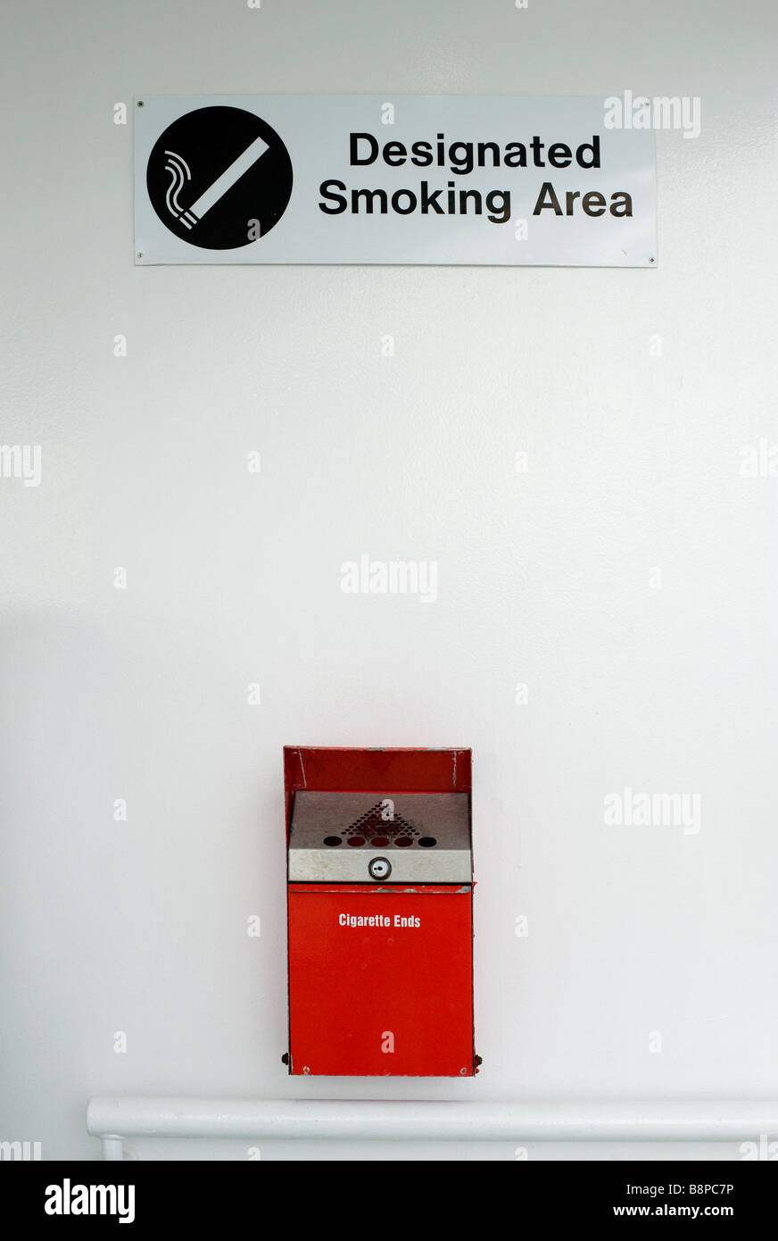 Designated smoking area sign hi-res stock photography and images - Alamy