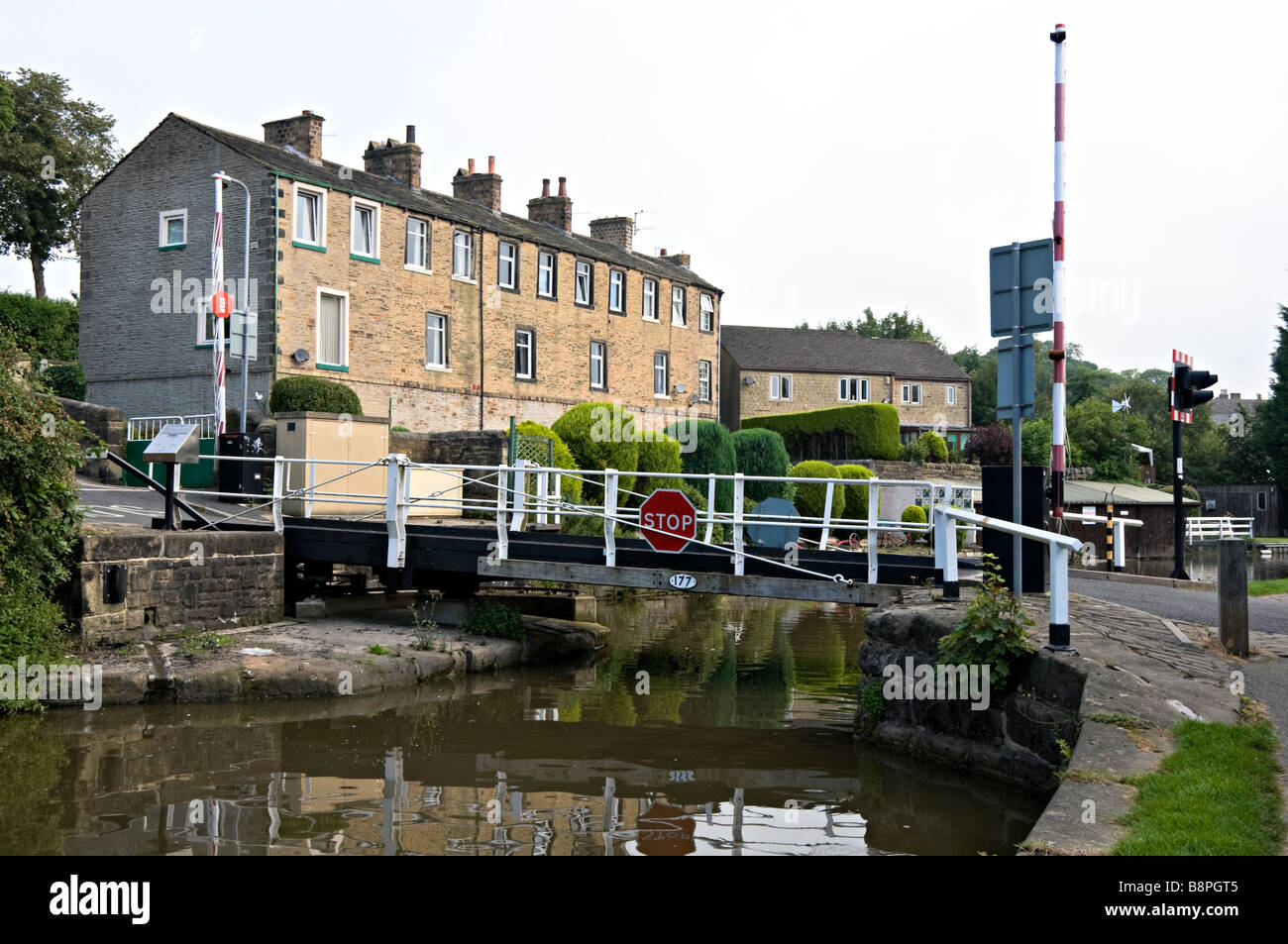 Swing bridge on canal hi-res stock photography and images - Alamy