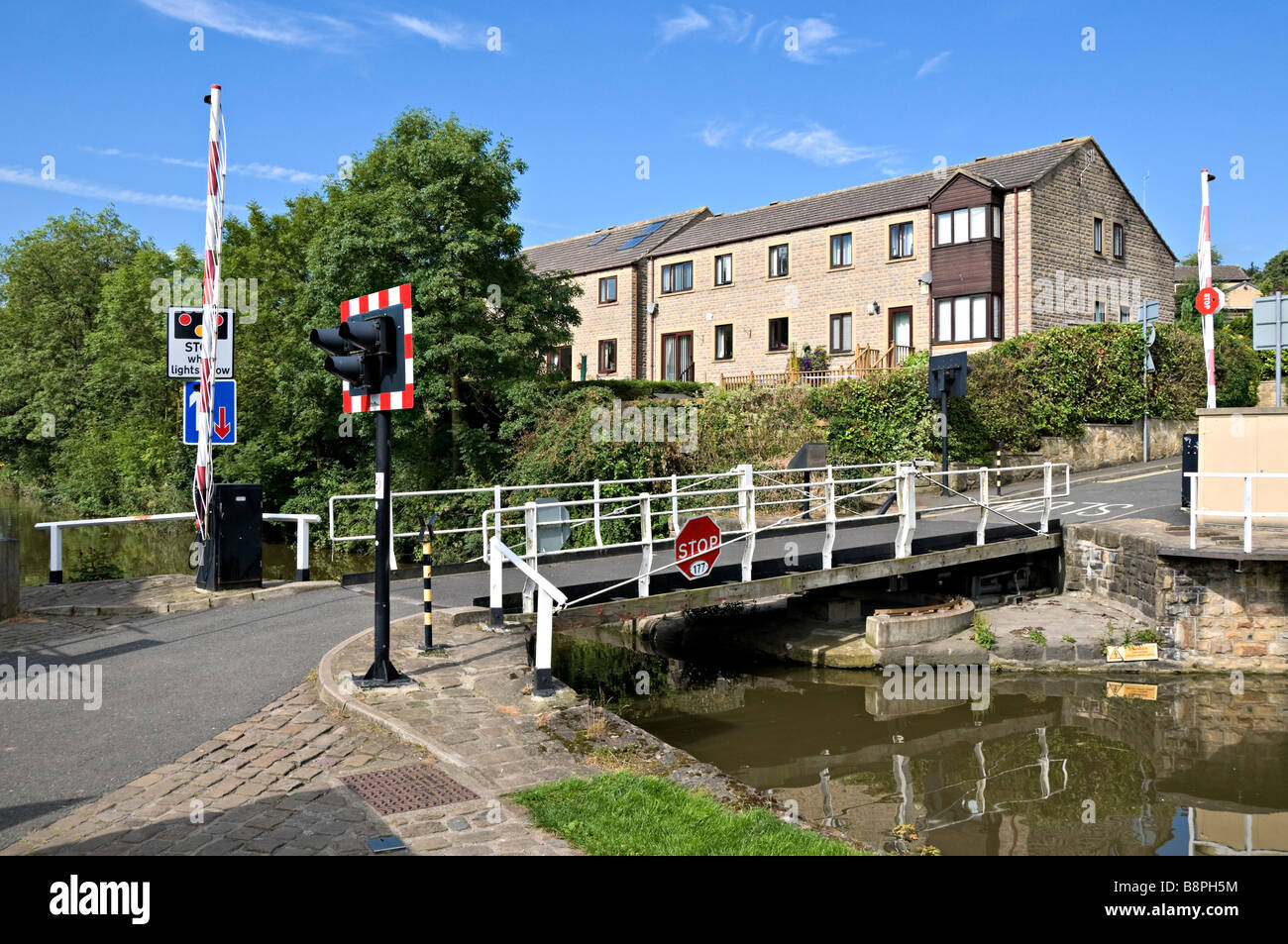 Swing bridge on canal hi-res stock photography and images - Alamy
