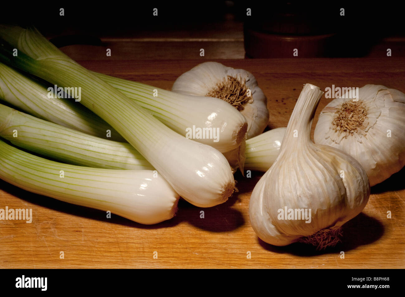 spring onions and garlic in a rustic kitchen Stock Photo - Alamy