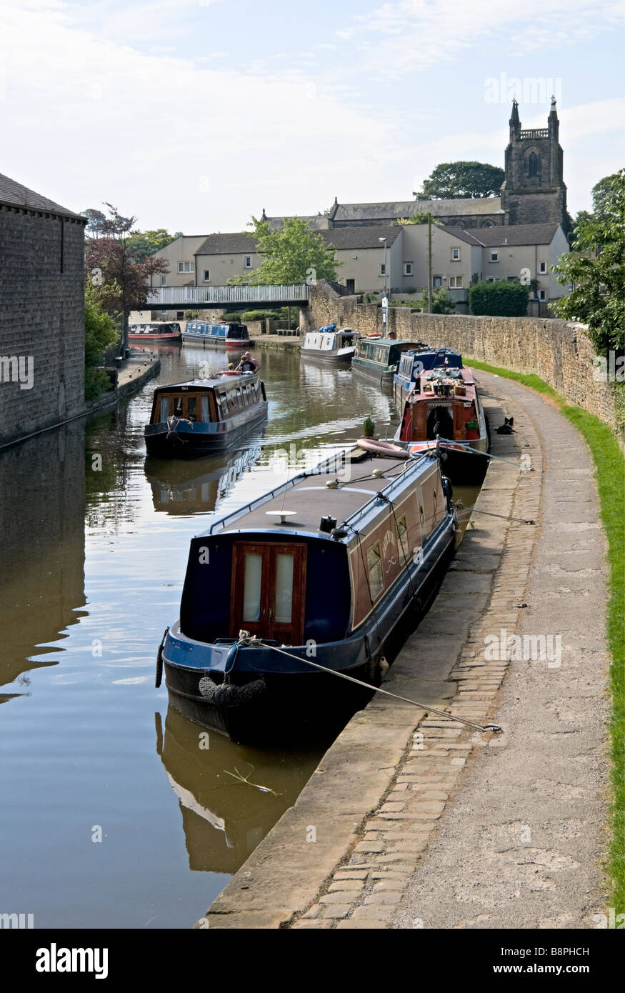 Barges moored near Belmont bridge Skipton Stock Photo - Alamy