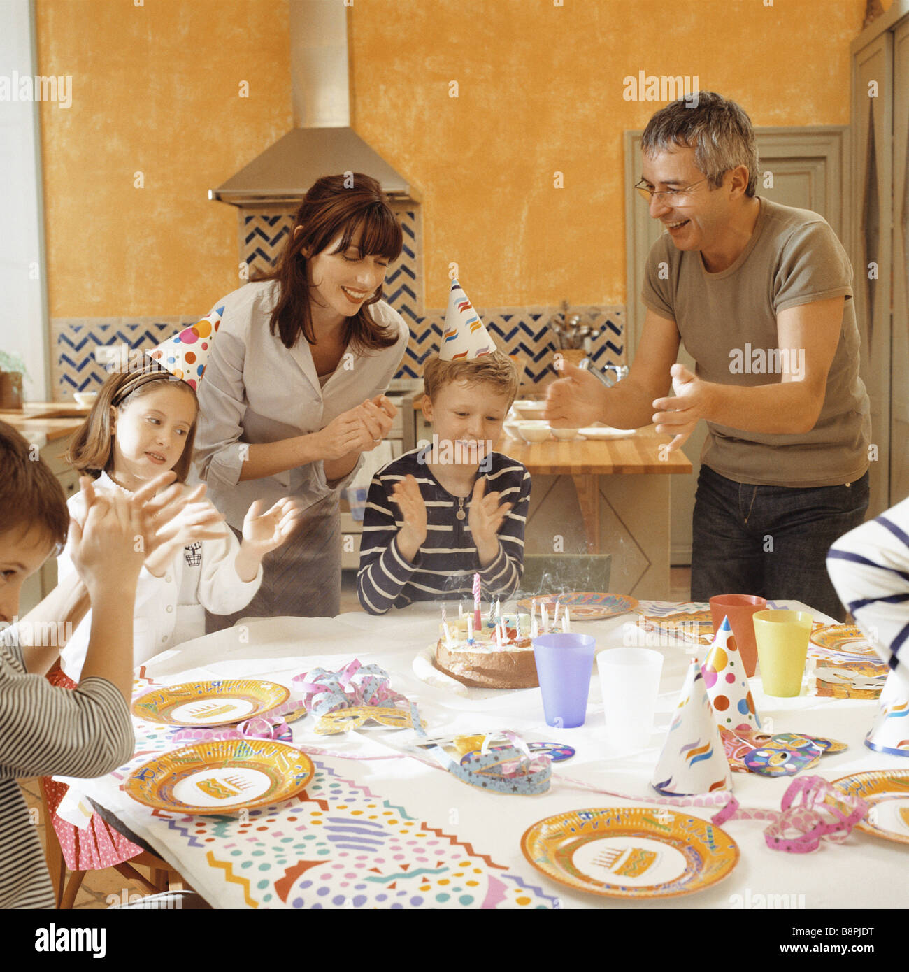 Children around birthday cake hi-res stock photography and images - Alamy