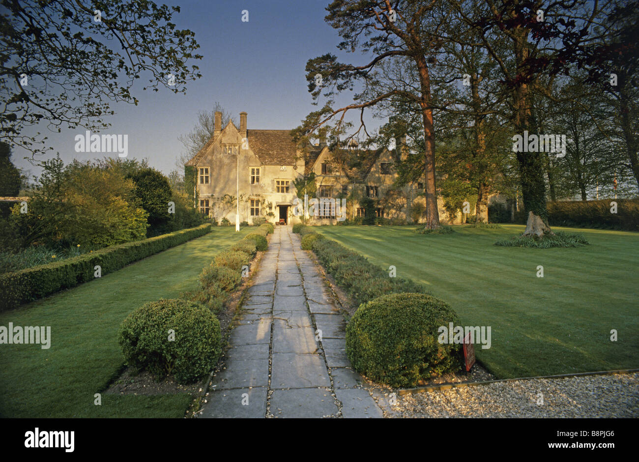 Avebury Manor view along the path to the manor front Stock Photo - Alamy