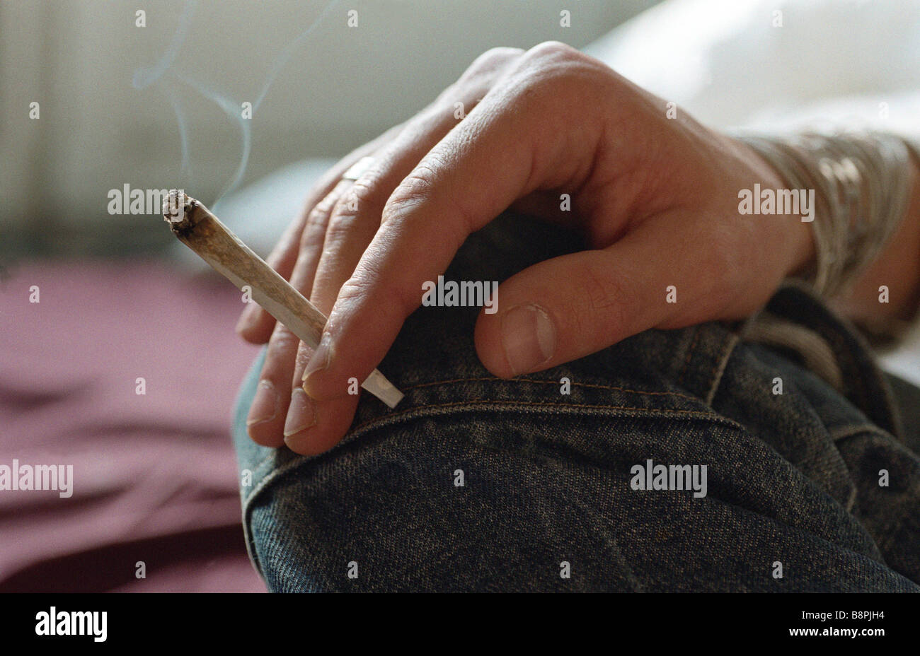 Time smoking marijuana hi-res stock photography and images - Alamy