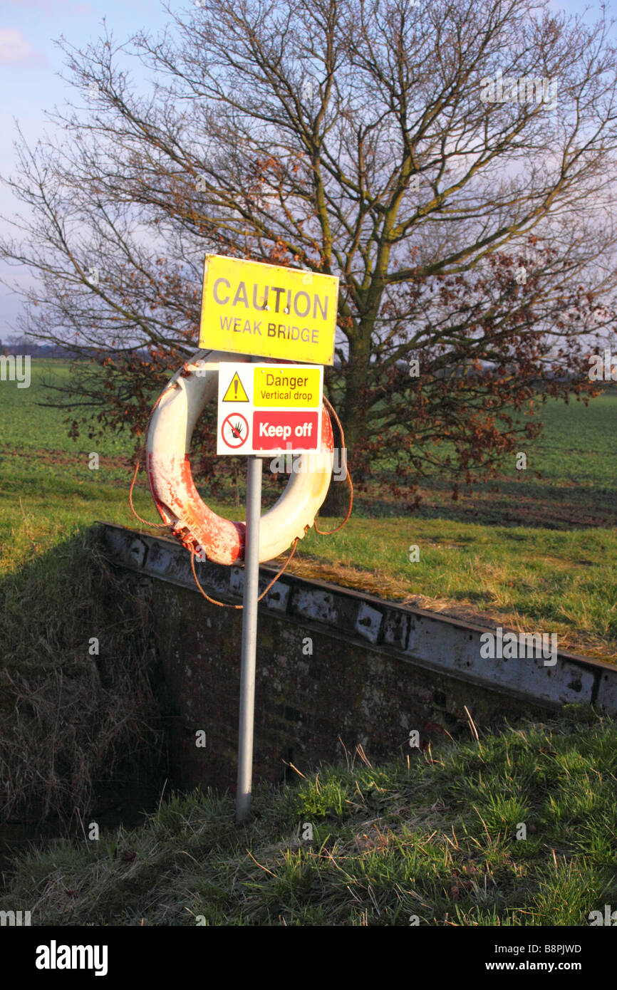Weak bridge signs hi-res stock photography and images - Alamy