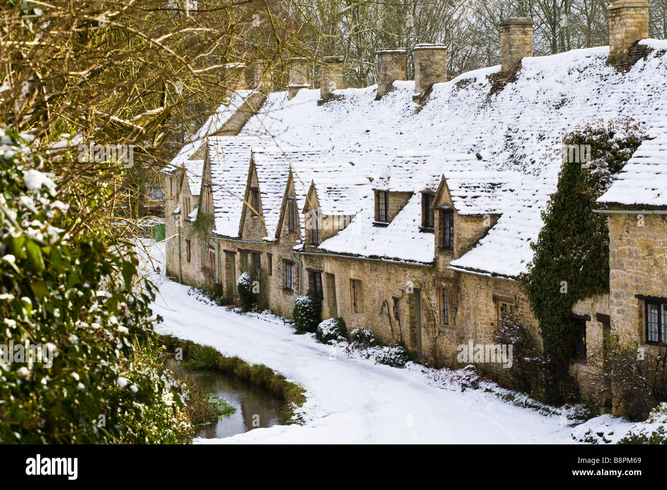 Cotswold village cottages bibury hi-res stock photography and images ...
